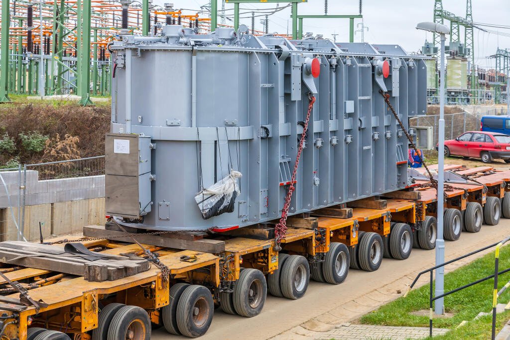 4 Ways To Transport Heavy Equipment Safely and Efficiently